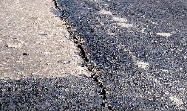 ASFALTUL TURNAT ZILELE TRECUTE PE SOSEAUA RAMNICU SARAT A INCEPUT DEJA ... ASFALTUL TURNAT ZILELE TRECUTE PE SOSEAUA RAMNICU SARAT A INCEPUT DEJA ...